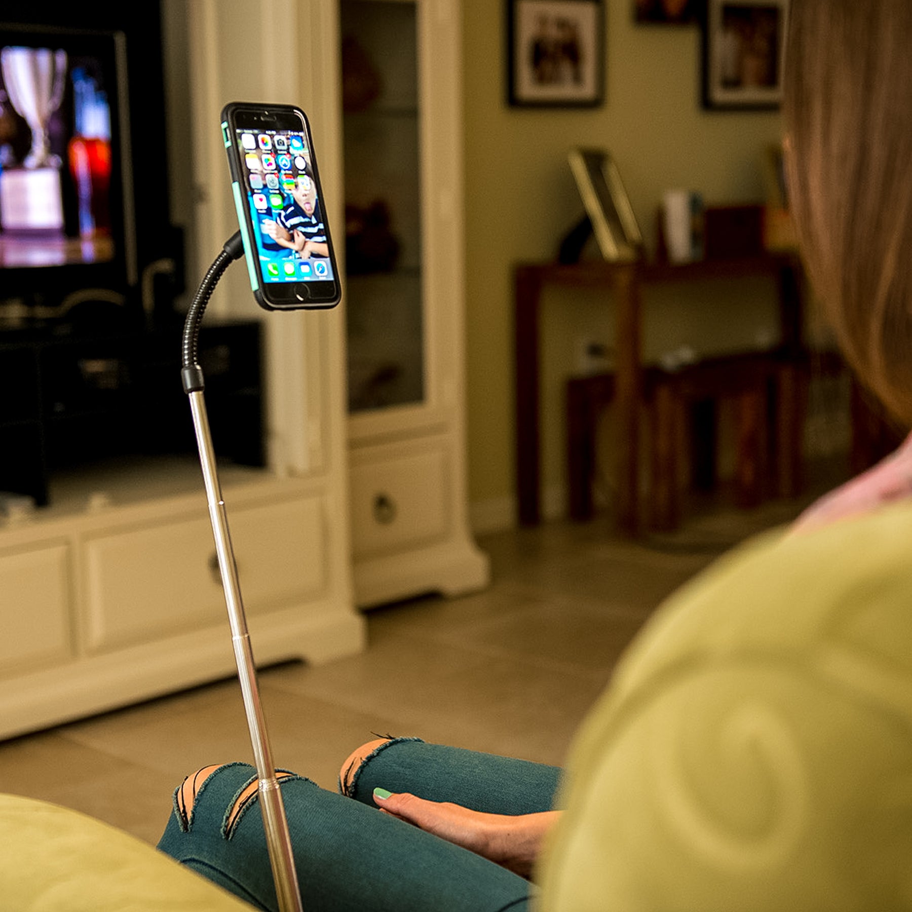 Levo's Adjustable Selfie Stand | Extend Your Phone