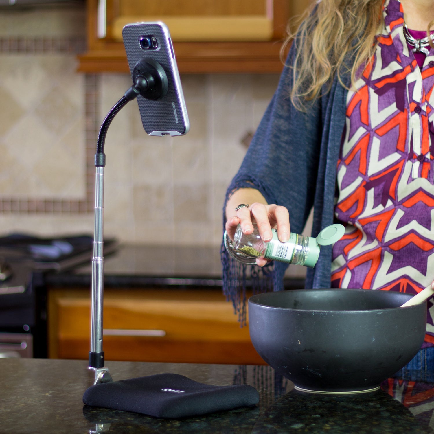 Levo's Adjustable Selfie Stand | Extend Your Phone